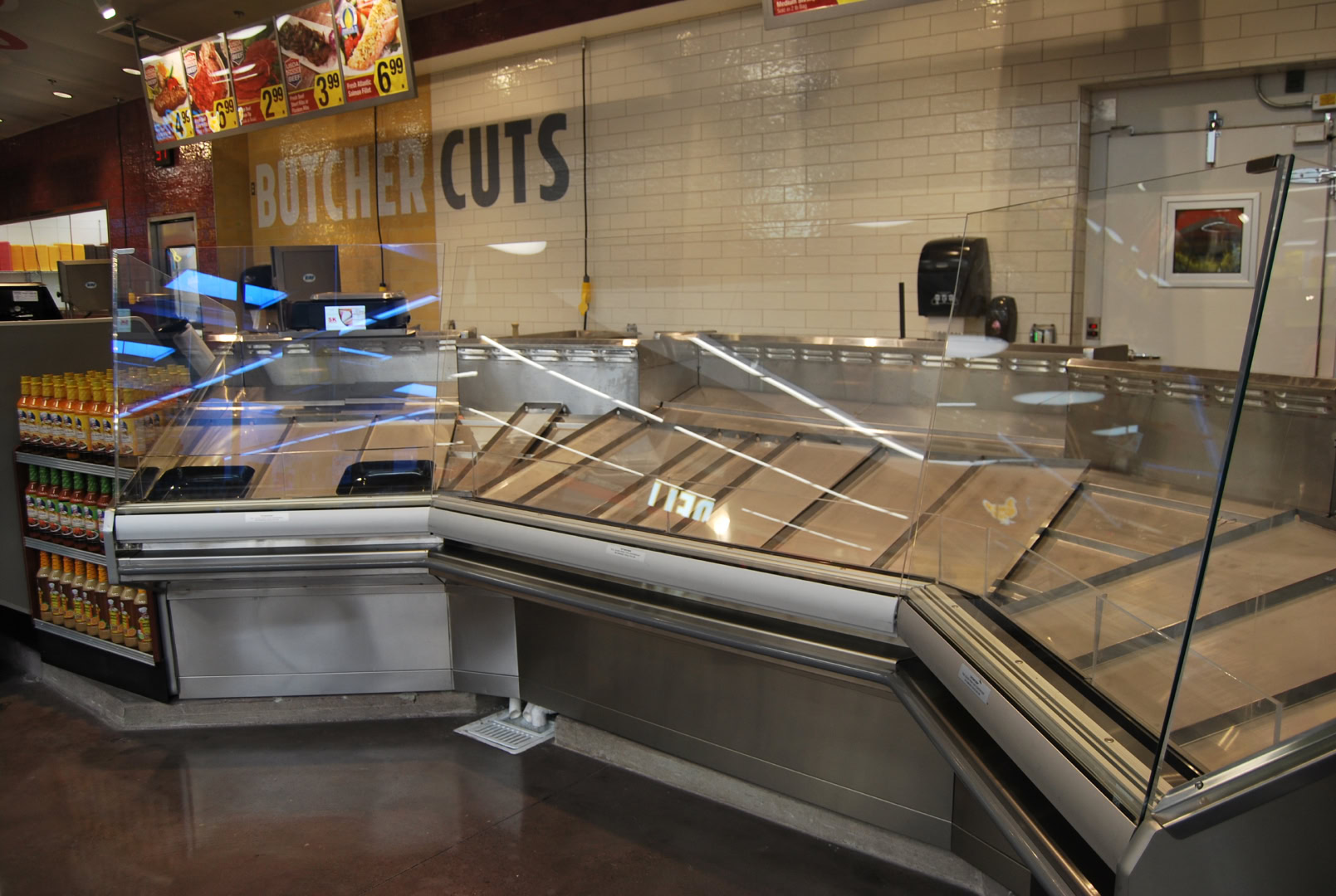 Premium Fresh Meat Displays: Organized & Inviting